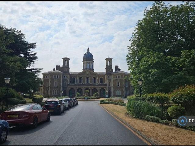 Princess Park Manor, London, N11 3 bed flat to rent £2,600 pcm £600 pw