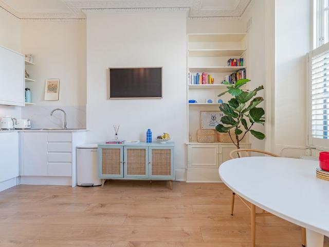Princess Road, Primrose Hill NW1, 2 bed flat to rent, £3,000 pcm | PrimeLocation