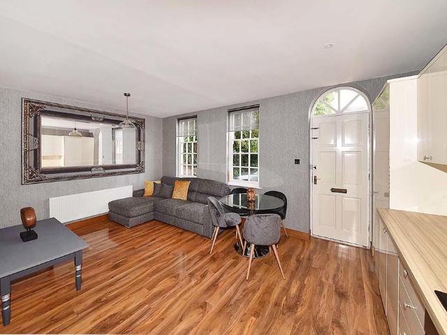 Princess Street, Knutsford 2 bed apartment to rent £1,495 pcm £345 pw