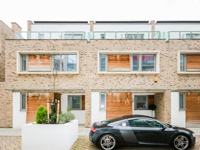 Printers Road, London SW9 3 bed house to rent £4,000 pcm £923 pw