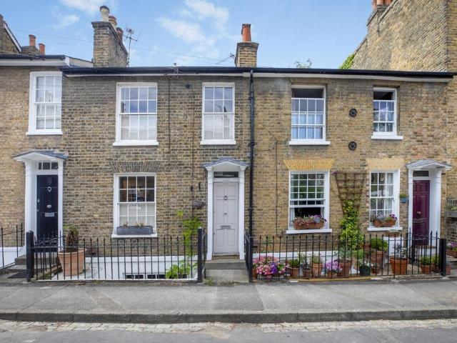 Prior Street London SE10 2 bed terraced house to rent £3,500 pcm £808 pw