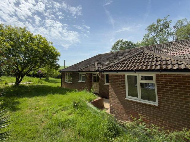 Priors Dean, Petersfield, Hampshire. 4 bed bungalow to rent £2,400 pcm £554 pw