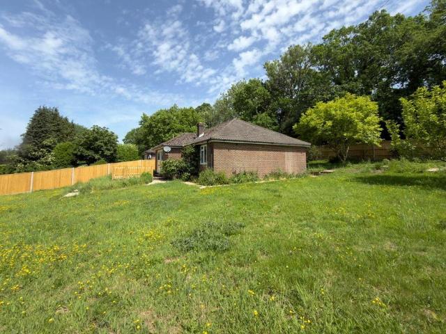 Priors Dean, Petersfield, Hampshire. 4 bed bungalow to rent £2,400 pcm £554 pw