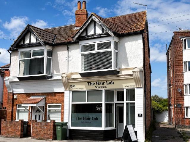 Priory Crescent, Hampshire PO4 2 bed flat to rent £1,050 pcm £242 pw