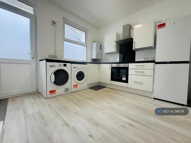 Priory Crescent, Southend On Sea, SS2 1 bed in a house share to rent £1,066 pcm £246 pw