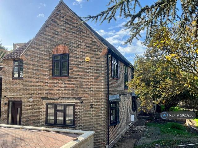 Priory Grove, Romford, RM3 4 bed detached house to rent £3,100 pcm £715 pw