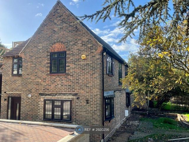 Priory Grove, Romford RM3, 4 bed detached house to rent, £3,300 pcm | PrimeLocation