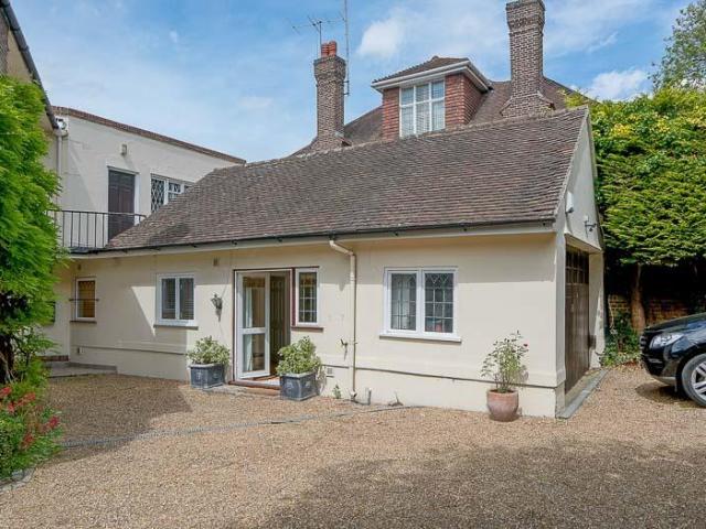 Priory Lane 1 bed flat to rent £1,650 pcm £381 pw