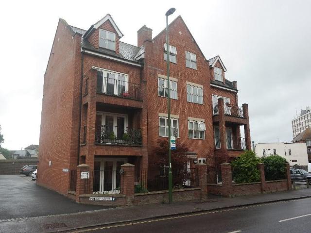 Priory Mews, Haywards Heath RH16 1 bed flat to rent £1,050 pcm £242 pw