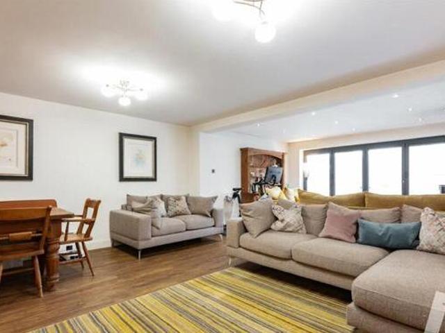 Priory Mews, Hornchurch, 3 Bedroom End