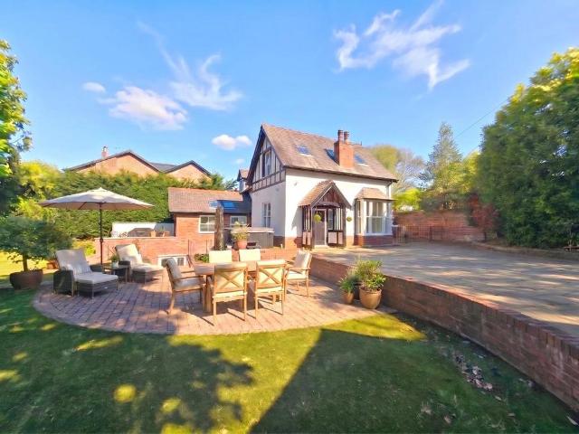 Priory Road, Bowdon 5 bed detached house to rent £4,500 pcm £1,038 pw