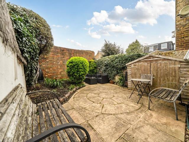 Priory Road, Chiswick, London, W4 1 bed flat to rent £2,500 pcm £577 pw