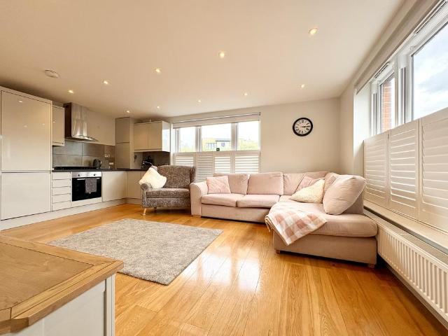 Priory Road, Dartford, DA1 2 bed apartment to rent £1,750 pcm £404 pw