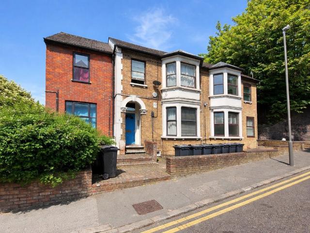 Priory Road, High Wycombe HP13, 1 bed flat to rent, £975 pcm | PrimeLocation