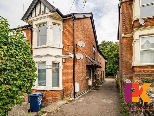 Priory Road, High Wycombe HP13 2 bed flat to rent £1,295 pcm £299 pw