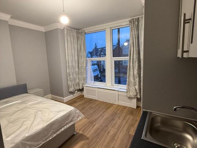 Priory Road, High Wycombe HP13, Studio to rent, £1,000 pcm | PrimeLocation