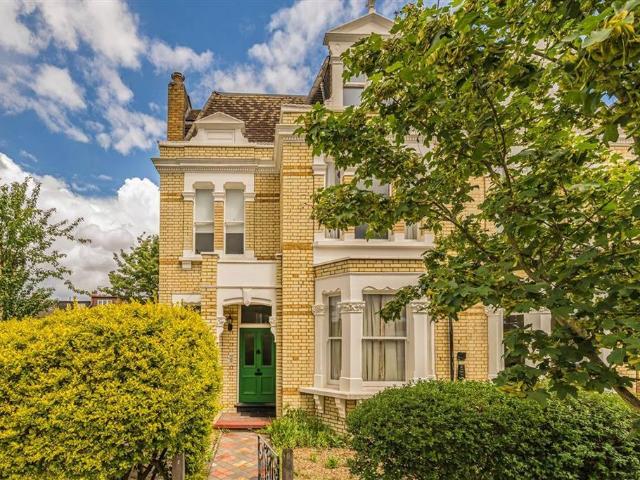 Priory Road, Richmond TW9 2 bed flat to rent £2,295 pcm £530 pw