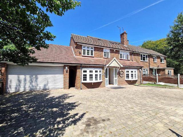 Priory Road, Romford, Essex. RM3 9AL 5 bed semi detached house to rent £3,400 pcm £785 pw