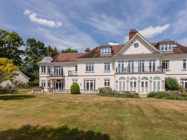 Priory Road, Sunningdale SL5 3 bed apartment to rent £6,000 pcm £1,385 pw