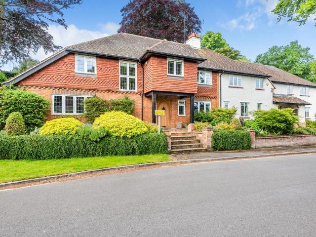 Priory Road, Sunningdale SL5 4 bed cottage to rent £4,250 pcm £981 pw