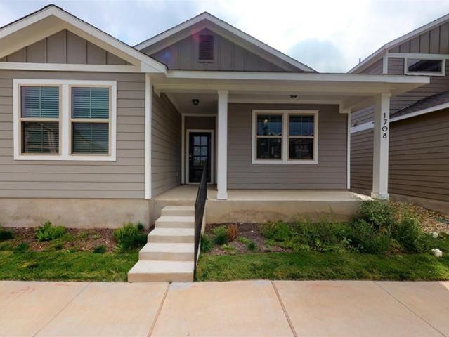 Pristine Leander home with access to community poo