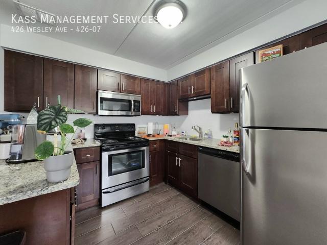 Pristine Oak Park 1 bed with stainless appliances and heat included Parking available