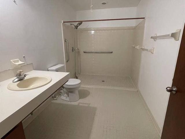 Prvt. Suite Kitchen Bathroom W/D
