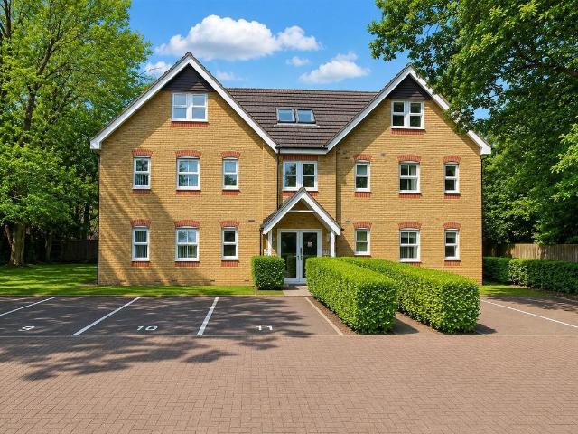 Pryor Close, Tilehurst RG31, 2 bed flat to rent, £1,400 pcm | PrimeLocation