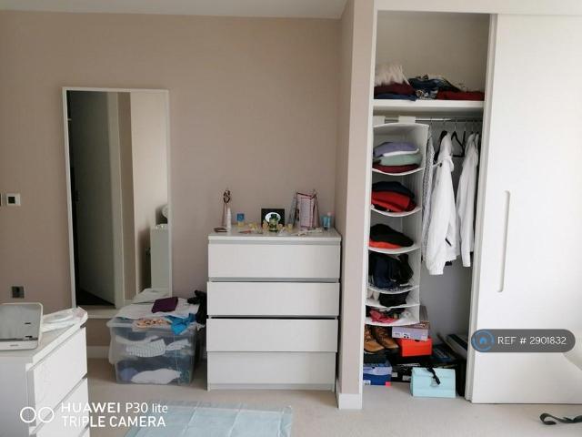 Pump House Crescent, Brentford, TW8 3 bed flat to rent £4,200 pcm £969 pw