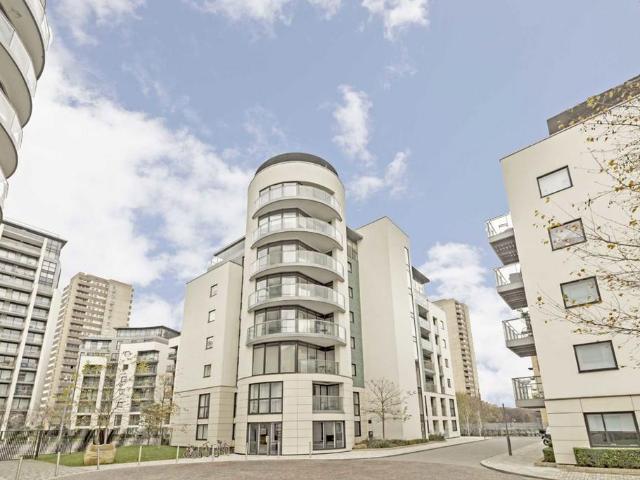 Pump House Crescent, Brentford TW8 1 bed flat to rent £1,998 pcm £461 pw