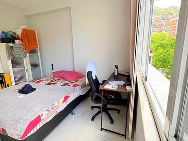 Puc quarto com vista para o verde