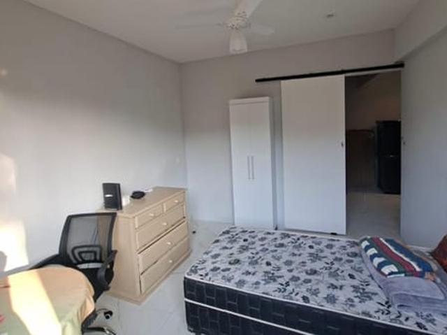 Puc quarto com vista para o verde