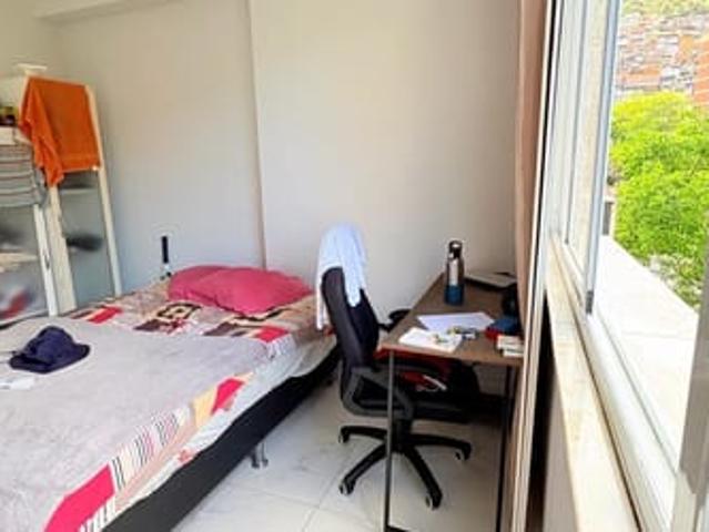 Puc quarto com vista para o verde