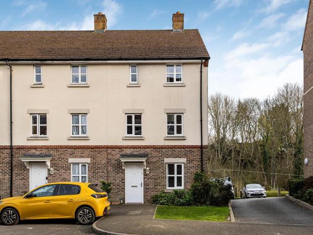 Pulborough, RH20 3 bed end of terrace house to rent £1,475 pcm £340 pw