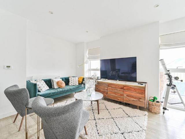 Purbeck Gardens, Lower Sydenham. 3 bed flat to rent £3,500 pcm £808 pw