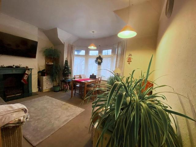Purley CR8 2 bed maisonette to rent £1,750 pcm £404 pw