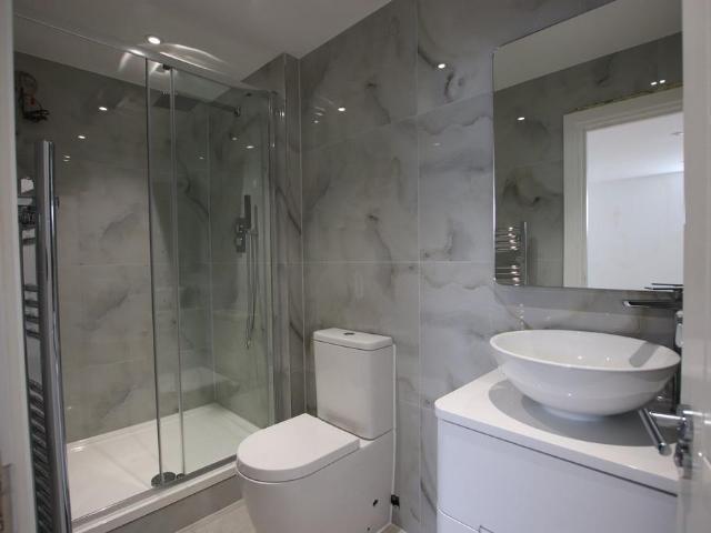 Purley Rise, Purley, CR8 2 bed flat to rent £2,100 pcm £485 pw