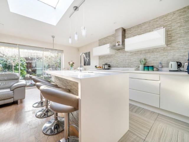 Purneys Road, Eltham, London, SE9 3 bed terraced house to rent £2,650 pcm £612 pw