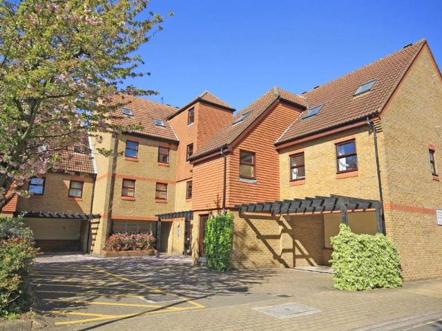 Pursewardens Close, London W13 2 bed flat to rent £2,000 pcm £462 pw