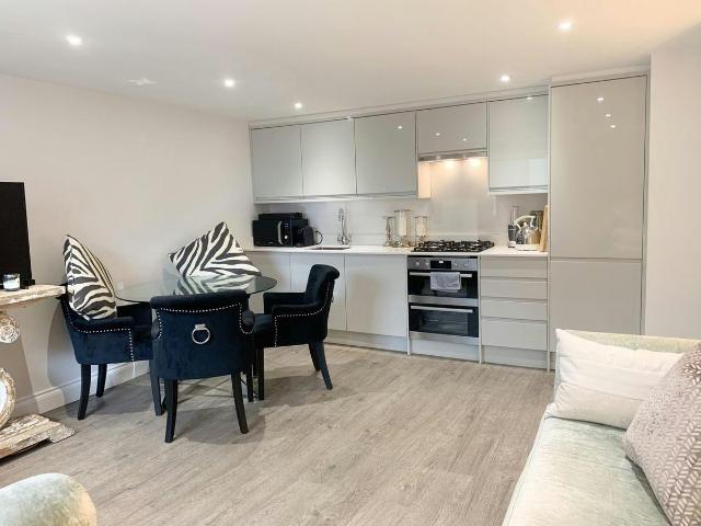 Putney High Street, London SW15, 2 bed flat to rent, £2,650 pcm | PrimeLocation
