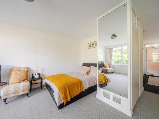 Putney Hill London SW15 1 bed flat to rent £1,850 pcm £427 pw