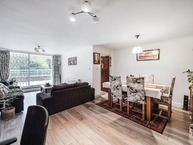 Putney Hill, London SW15, 2 bed flat to rent, £2,400 pcm | PrimeLocation