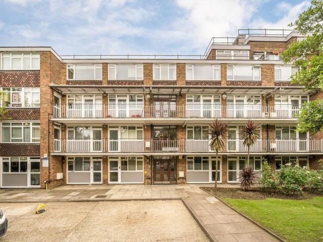 Putney Hill, London SW15 3 bed flat to rent £2,950 pcm £681 pw