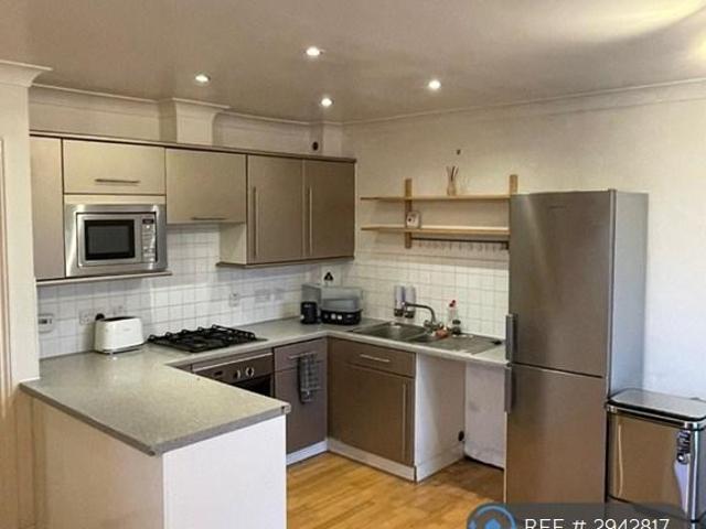 Pyramid Court, Kingston Upon Thames, KT1 2 bed flat to rent £1,785 pcm £412 pw
