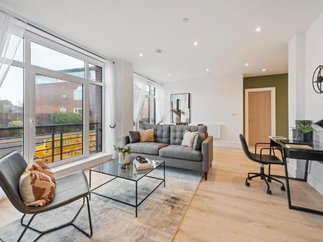 Pyrcroft Road Chertsey KT16 1 bed flat to rent £1,450 pcm £335 pw