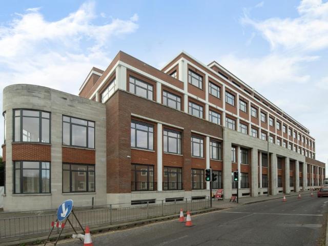 Pyrcroft Road Chertsey KT16 2 bed apartment to rent £1,900 pcm £438 pw