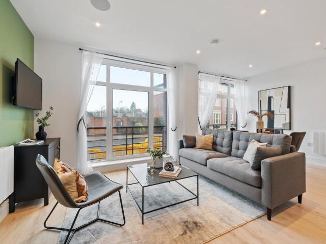 Pyrcroft Road Weybridge KT16 2 bed apartment to rent £1,900 pcm £438 pw