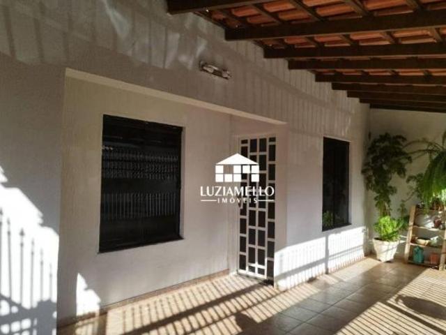 QE 42, Sobrado com casa térrea e 2 aptos de 1 qto!