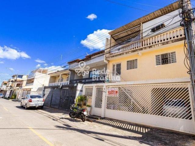 QE 44 Casa Nascente 3 pavimentos 3 apartamentos de 2 quartos com 1 suíte em cada Guará II