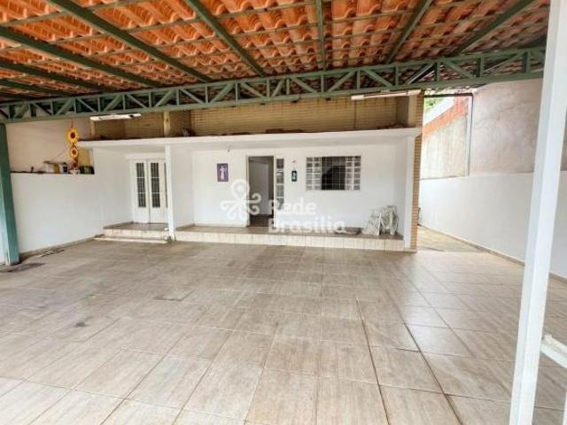 QE 18 CASA COM 02 PAVIMENTOS DE 05 QUARTOS SENDO 03 BANHEIROS EDÍCULA 03 BANHEIROS 03 VAGAS